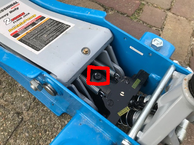 Vullen en ontluchten van een garagekrik - Toby's Garage Vullen en ontluchten van een garagekrik - Toby's Garage